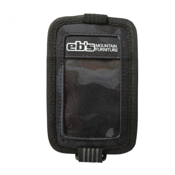 ◇薄型で腕に巻きつけるパスケース◇滑り止め付き伸縮テープで長さ調整が可能。■カラー：DARK CAMO■素材：ポリエステル■サイズ：本体/150×95mm■生産国：中国アルペン alpen スポーツデポ SPORTSDEPO スキー スノー...