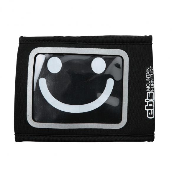 ◇伸縮素材のグローブ装着タイプ■サイズ：130×100mm(本体)■カラー：BLACK■素材：ネオプレーン■生産国：中国■2023年モデルアルペン alpen スポーツデポ SPORTSDEPO スキー スノーボード チケットホルダー