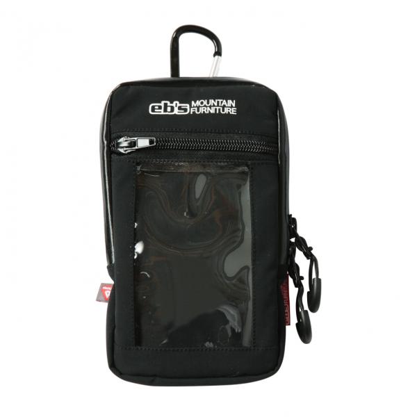 ◇スマホの収納も出来るパスケース、バッグのショルダーに付けることも可能◇中綿にはプリマロフトを採用、保温力抜群。生地は防水撥水素材と止水ファスナー。■カラー：BLACK■素材：ポリエステル■サイズ：本体/90×130×15mm■生産国：中国...