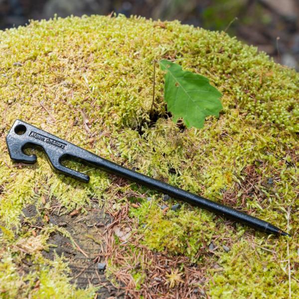 ◇「ペグは回りながら抜ける」という課題を独自のダブルヘッド構造で解決した、鍛造ヘッドのスチールペグ◇テント本体のペグダウンに最適化した25cmのサイズが、抜けにくさと手軽さを高次元で両立◇ロープをかける上部フックとは別にペグ自体の回転防止用...