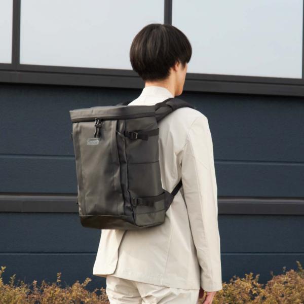 ※ブラウザやお使いのモニター環境により、掲載画像と実際の商品の色味が若干異なる場合がございます。◇通学・部活に最適。防水素材のスクエア型バックパック25L■サイズ：約27(W)×44(H)×15(D)cm■重量：約855g■素材：ポリエステ...