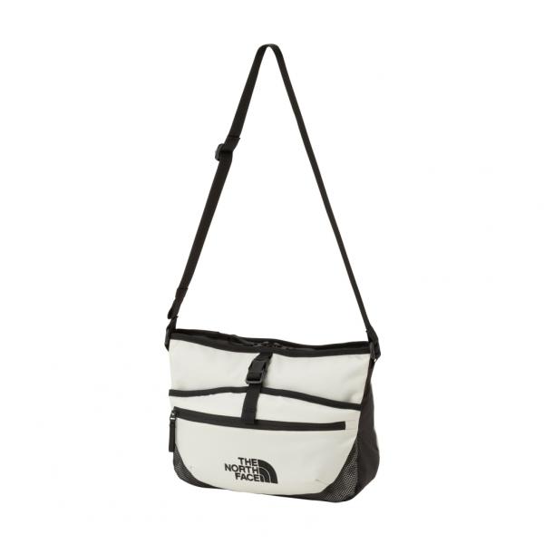 ◇シンプルなデザインにビッグロゴが映える、スポーティなショルダーバッグ・新生活を迎える学生や社会人への飛躍というエールを込めた「LEAP(リープ)」コレクション・誰もが使い方をイメージできるシンプルな構造・ワンポイントデザインのフロントのビ...