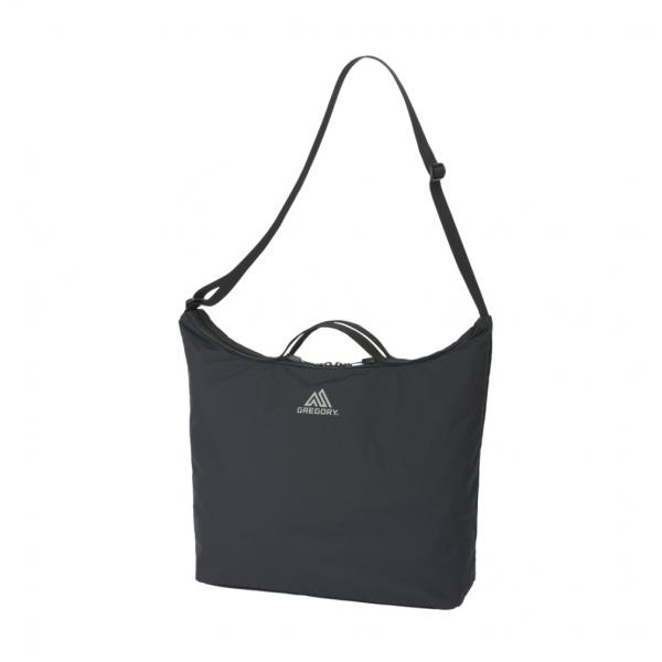 ◇シンプルなデザインに、軽量性と収納性を兼ね備えたメッセンジャーバッグです。◇つかみやすいトップのグラブハンドル。長さ調節可能な25mmショルダーストラップ。小物の整理に便利な内部のメッシュオープンポケット■カラー：ブラック■素材：PFC不...