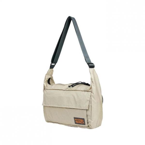 ※ブラウザやお使いのモニター環境により、掲載画像と実際の商品の色味が若干異なる場合がございます。◇10Lのショルダーバッグ◇正面フラップポケットはベルクロ仕様で、ベルクロは開けるときに最小限の力で開く様な大きさに考えられています。背面側は体...