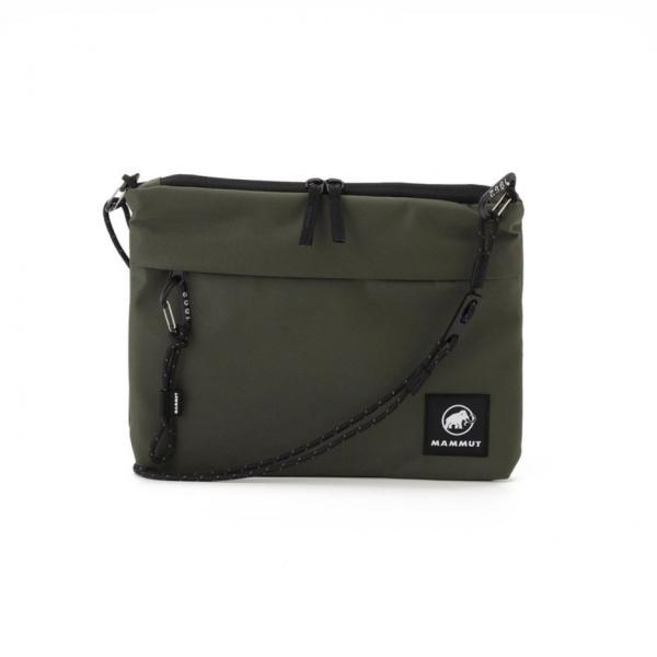 ◇クライミングや山との関連性を象徴するディテールが印象的なサコッシュ。■カラー：dark marsh(40284)■素材：メイン布地/polyamide 100％ Sustainability PFCフリー耐久撥水(DWR)加工 Fair ...