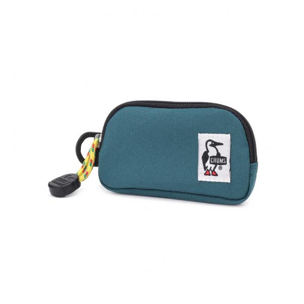 ◇リサイクルシリーズのコインケース。ポケットにもすっぽりと収まるコンパクトサイズ。■カラー：Deep Teal(T035)■素材：RENU Recycle Polyester 100％■サイズ：10×1.5×5cm■生産国：中国■2026年...