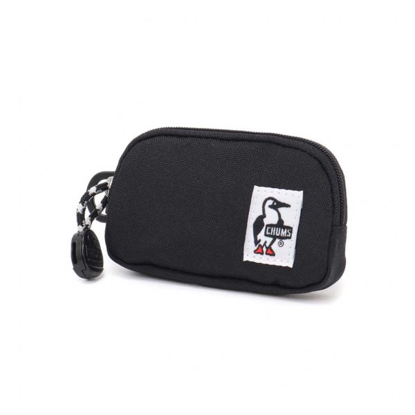◇リサイクルシリーズのコインケース。ポケットにもすっぽりと収まるコンパクトサイズ。■カラー：Black(K001)■素材：RENU Recycle Polyester 100％■サイズ：10×1.5×5cm■生産国：中国■2026年モデル※...