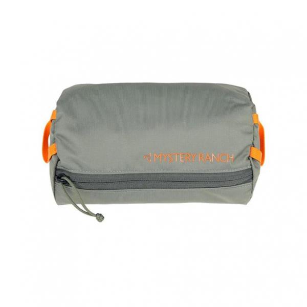 ※ブラウザやお使いのモニター環境により、掲載画像と実際の商品の色味が若干異なる場合がございます。◇台形マチの収納力があるアクセサリーポーチ■カラー：Foliage■素材：210デニール ヒトラナイロン(リサイクルファブリック使用/PFAS-...