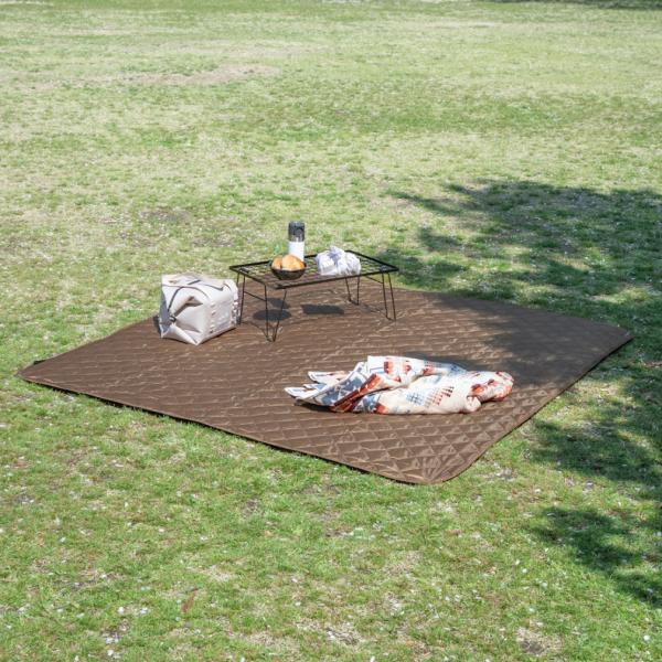 ◇厚手の中綿入り両面に撥水加工したラグ◇両面撥水加工。表面はジュースやお弁当の汚れをはじき、裏面は芝生などの湿気や雨水をはじく。◇ピクニックにおすすめサイズ■カラー：タン■素材：ポリエステル■サイズ：1.9×1.7m■重量：1.2kg■生産...