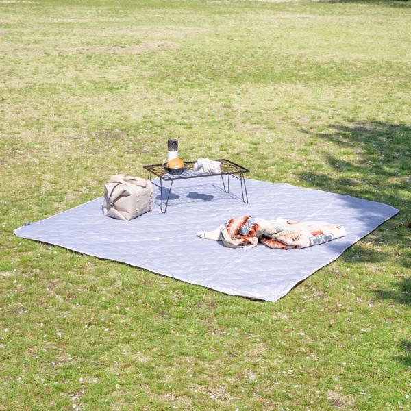 ◇厚手の中綿入り両面に撥水加工したラグ◇両面撥水加工。表面はジュースやお弁当の汚れをはじき、裏面は芝生などの湿気や雨水をはじく。◇ピクニックにおすすめサイズ■カラー：グレー■素材：ポリエステル■サイズ：1.9×1.7m■重量：1.2kg■生...