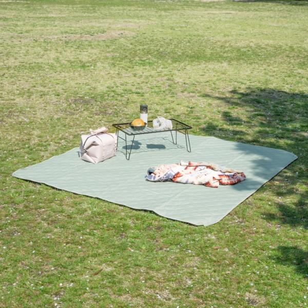 ◇厚手の中綿入り両面に撥水加工したラグ◇両面撥水加工。表面はジュースやお弁当の汚れをはじき、裏面は芝生などの湿気や雨水をはじく。◇ピクニックにおすすめサイズ■カラー：グリーン■素材：ポリエステル■サイズ：1.9×1.7m■重量：1.2kg■...