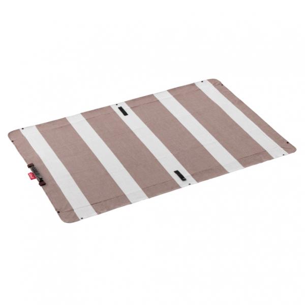 ◇砂や小石が入りにくいレジャーシート。ピクニックやスポーツ観戦に最適◇裏地は水を通さないPEVA素材◇大人2人が座れるサイズ◇平らなシートとしても使える■素材：表地/ポリエステル中/PUフォーム裏地/PEVA■サイズ：約150×100cm■...