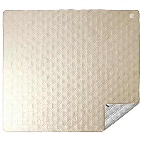 ◇水を弾く、撥水加工のレジャーシート◇四隅にペグ止めができるループ付(ペグは別売) 表面は水や汚れに強い撥水加工。超音波溶着により縫い目がないので水が染み込みにくい。 裏面はアルミ蒸着で断熱効果あり。 肩掛け・手持ちOK 収納ベルトで持ち運...