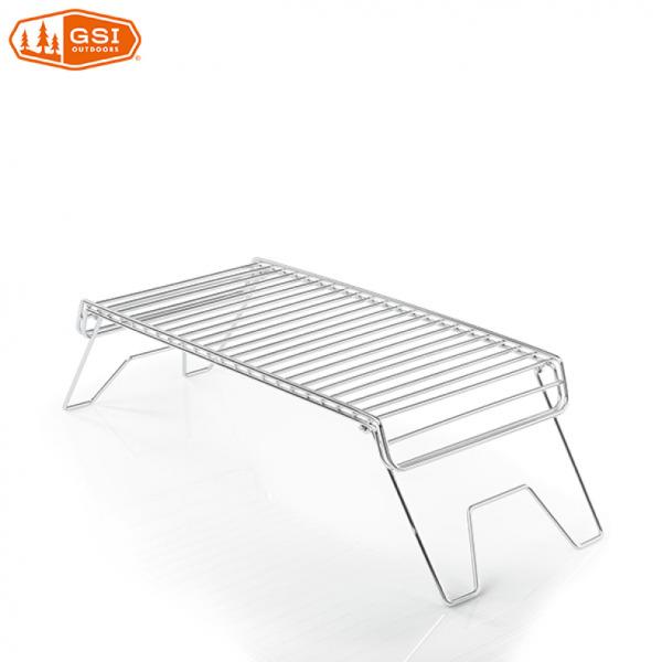 ◇丈夫で折りたたみ可能な脚の付いた焚き火グリル網です。◇足が付いているので、焚火台を下に設置することで焼き台としても、直接グリルとしても使用することが出来ます。直火がOKなら足を畳んだままファイヤーグリルとしても問題ございません。またアウト...