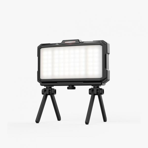 ◇専用スタンドやカラビナで様々な環境で活躍するエリアライト◇アプリコントロール可能・3光色切り替え・4段階調光・BOOM機能(アプリ操作時のみ)・パワーバンク機能・三脚ネジ穴■サイズ：166×42×96mm■重量：400g■使用燃料：Li-...