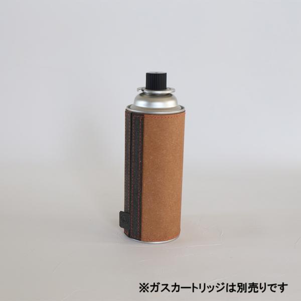 ◇装着はマグネット式。内側のマグネットシートがスチール缶にピタッと貼りつきます。◇重なり部分が無く見た目もスッキリ。◇着脱しやすい持ち手にWPBのロゴマーク焼印入り◇ドイツの老舗SALAMANDER(サラマンダー)社製ボンデッドレザーを使用...