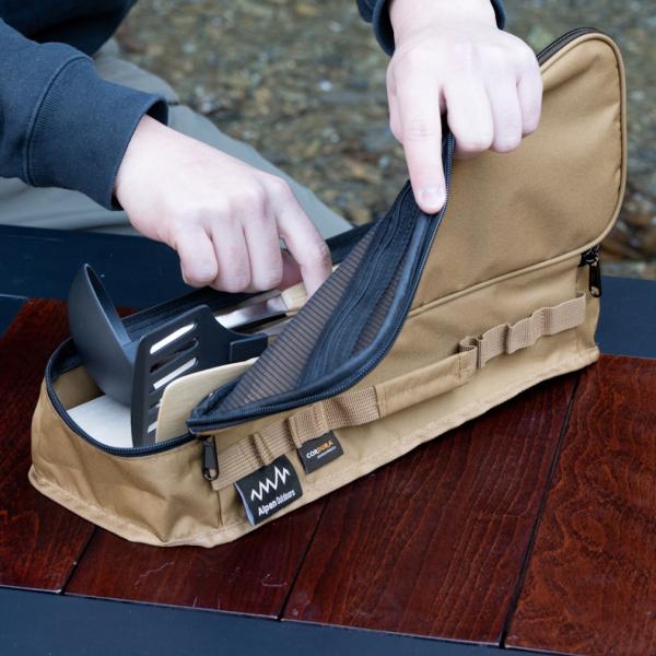 ◇調理器具が収納できるボックス型キッチンツールケース。蓋裏には小分けに便利なメッシュポケット付きの約5Lサイズ◇高機能アウトドア用品で広く使われる『CORDURA』生地を贅沢に採用し高い耐久性と持続性を確保。さらに撥水加工と裏面PU加工を施...