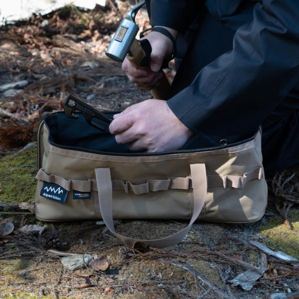 ◇ペグやハンマーなどが収納できるボックス型ペグケース。◇表地は『CORDURA』生地、裏生地は600Dポリエステル生地を組み合わせて使用。◇底面には地面に直接置くことも考慮し汚れの拭き取りも簡単なPVC加工。約8Lサイズ◇高機能アウトドア用...