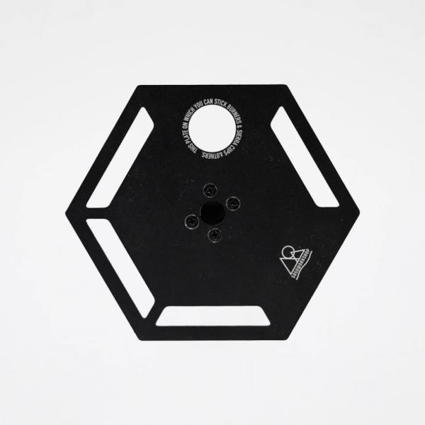 ◇2WAY STANDに取付可能な小型プレート。ちょっとした小物置きやプレートの縁には開口部分があるので、カラビナフックを取り付けて小物かけや、シェラカップなどもかけることが可能。■素材：アルミ■サイズ：約145×28mm■重量：約77g■...