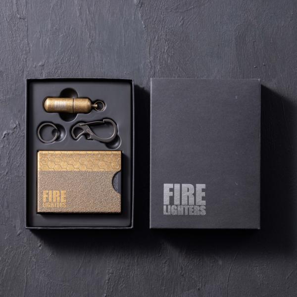 ◇キャンプで活躍するFIRELIGHTERS焚き付けセット◇コンパクトにFIRELIGHTERS3本を持ち運べるニッチボックス。スリーブケースには、FIRELIGHTERSのカット機構＋マッチストライカー付き。防水フリントオイルライター付属...