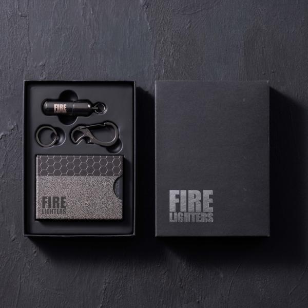 ◇キャンプで活躍するFIRELIGHTERS焚き付けセット◇コンパクトにFIRELIGHTERS3本を持ち運べるニッチボックス。スリーブケースには、FIRELIGHTERSのカット機構+マッチストライカー付き。防水フリントオイルライター付属...