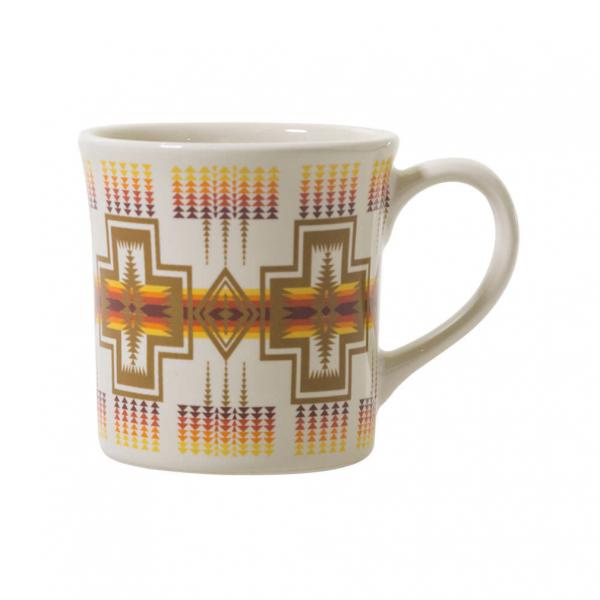 ◇PENDLETON ウォームマグ。波佐見焼のマグカップにペンドルトンならではネイティブデザインを施した日本限定マグカップです。通常の物よりも持ち手も含めて厚みがあり、温かみもあるマグカップです。■素材：磁器■生産国：中国■2022年モデル...