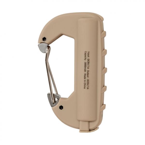 ◇リュックや金具等に引っ掛けられるカラビナ型のバッテリー。◇防滴仕様(IPX5)となっているので、ラバーキャップを閉じれば、雨の日やアウトドアシーンでも安心してお使いいただけます。◇防災用品を入れたカバンなどに掛けておくのも、オススメです。...