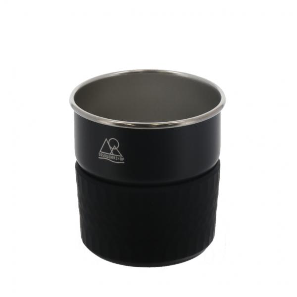 ◇持ち手をなくしシリコンカバーを採用したシンプルなカップ。◇持ち手を廃止したことによりシンプルな見た目と使い心地を提供。形状によりある程度のスタッキングも可能。※熱湯を注いだ直後はシリコン部分も高温になるため、適温(70度)前後を目安にご使...