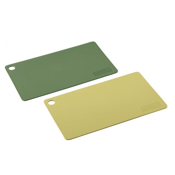 ◇使い易いサイズのソフトまな板。カラーはカーキグリーンとベージュの便利な2枚セット。■収納時サイズ：約285×165×2mm■材質：PP(ポリプロリレン)■重量(1枚)：約88g■耐熱温度：120度■生産国：日本アルペン alpen スポー...