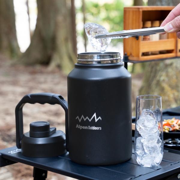 ◇氷を持ち運べるアイスコンテナ連泊のキャンプでも氷を維持する。口部分の内径は85mmと広く、大きな氷を出し入れしやすい。外気温35度で26時間氷をキープ。テスト環境温度35度で24時間後15％以上、26時間後9％以上の氷が残る保冷力。保冷専...