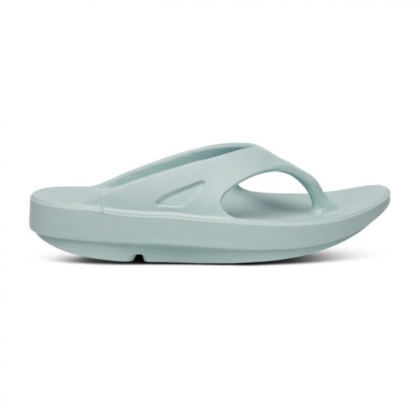 ◇OOFOSの中で一番の定番モデル、シンプルなトングタイプのOoriginal。OOFOS 製品に使われている特殊素材OOfoamは、前進力を生む事を目的とした一般的なEVA素材のミッドソールと異なり、 衝撃の反発を37％抑えることができ着...