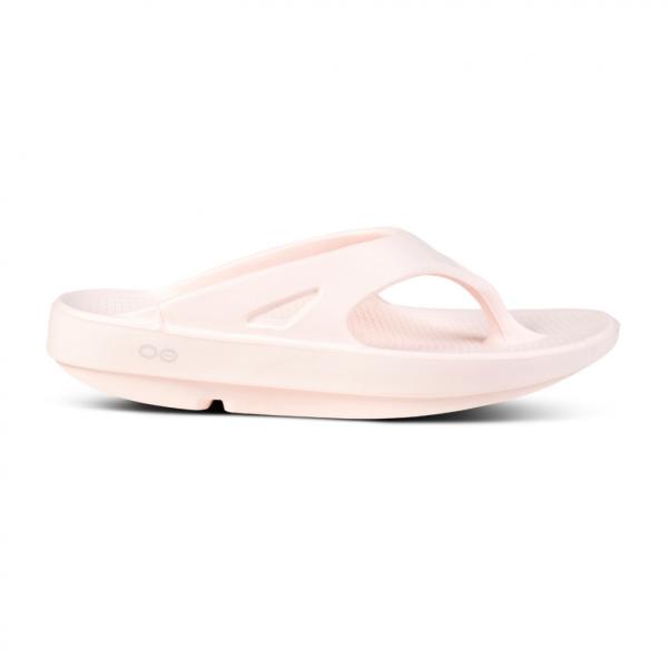 ◇OOFOSの中で一番の定番モデル、シンプルなトングタイプのOoriginal。OOFOS 製品に使われている特殊素材OOfoamは、前進力を生む事を目的とした一般的なEVA素材のミッドソールと異なり、 衝撃の反発を37％抑えることができ着...