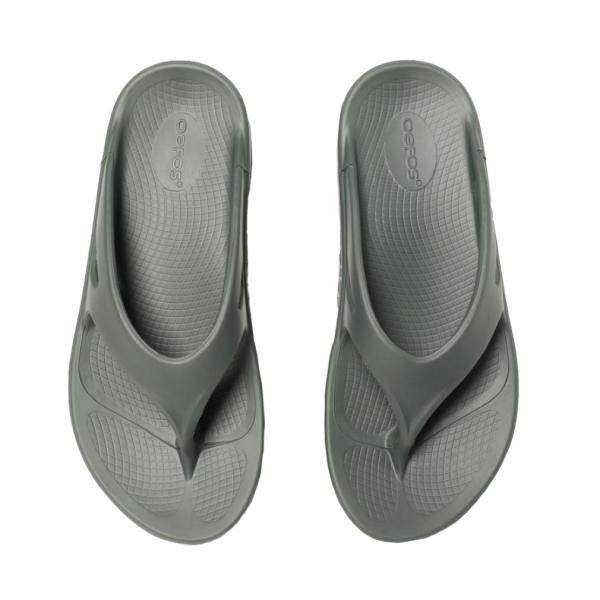 ◇OOFOSの中で一番の定番モデル、シンプルなトングタイプのOoriginal。OOFOS 製品に使われている特殊素材OOfoamは、前進力を生む事を目的とした一般的なEVA素材のミッドソールと異なり、衝撃の反発を37％抑えることができ着地...