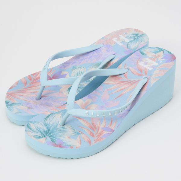 ◇シーズナルのプリントを総柄でデザインしたキュートなビーチサンダルを厚底仕様にアレンジ。フットベッドのヒール部分にウェーブロゴ、鼻緒にBILLABONGロゴを施し、アウトソールにはウェーブロゴのオリジナルパターンを採用。雨風や紫外線を浴びて...