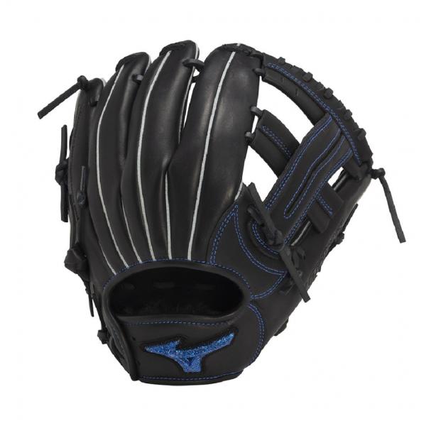 ◇「テクニック」のブルーに限定カラー◇内野手向け:サイズ8◇フレキシブルウェブ搭載。◇Droll構造:ボールの衝撃を受けやすいウェブ下部に補強紐を装着。ウェブ下親指指又部の革の破れを軽減。◇限定マーク「未来へ向かって進む」プレーヤーを「輝き...