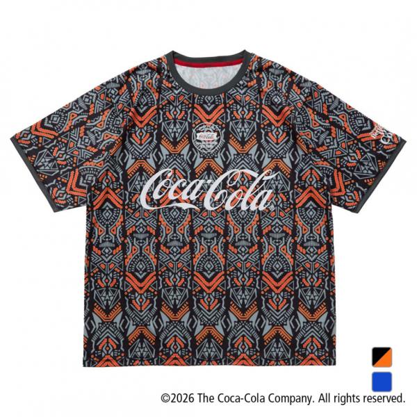 ◇コカ・コーラのプラクティスシャツ。コカ・コーラのグラフィックと総柄プリントデザインのプラクティスTシャツです。吸汗速乾機能素材のカットソーを使用した着心地の良いTシャツです。トレーニングの他、ウォームアップやクールダウン時、移動着としてな...