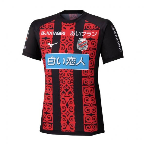 ◇Jリーグ百年構想リーグ着用モデル◇メインのグラフィックにはアイヌ紋様を採用し、オリジナルのアートワークを赤と黒のストライプに再デザイン。30周年を迎えるコンサドーレにとって、特別な存在である「白い恋人」を採用。北海道を代表する紋様と「白い...