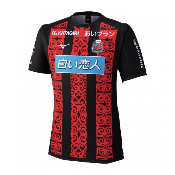 ◇Jリーグ百年構想リーグ着用モデル◇メインのグラフィックにはアイヌ紋様を採用し、オリジナルのアートワークを赤と黒のストライプに再デザイン。30周年を迎えるコンサドーレにとって、特別な存在である「白い恋人」を採用。北海道を代表する紋様と「白い...