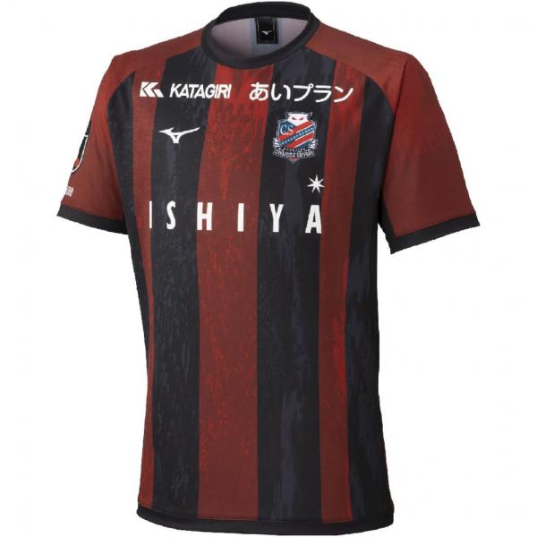 ◇北海道コンサドーレ札幌 2025年シーズンアイテム◇ユニフォームと連動デザインのレプリカシャツ。クラブを象徴する赤黒ストライプの中に、北海道の美しい湖、流氷、紅葉などの様々な景色と、シマフクロウをコラージュという表現で投影したデザイン。■...