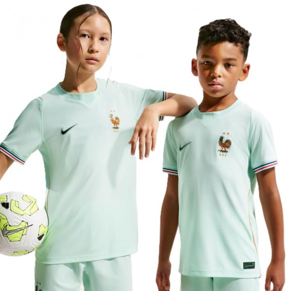 ◇サッカー フランス代表 アウェイ レプリカユニフォーム（ジュニア）◇Nike Dri-FITテクノロジーが、肌から汗を逃がしてすばやく蒸発。さらりと快適な状態をキープ。◇プロ仕様を再現レプリカデザインと速乾テクノロジーを組み合わせたSta...
