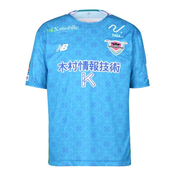 ◇サガン鳥栖のFP1stレプリカユニフォーム◇佐賀県を代表するジャンクションから着想を得て、幸運のシンボルである四つ葉のクローバーを総柄で表現。■カラー(メーカー表記):サックスブルー(HME:ホーム)■素材:ポリエステル100%■生産国:...