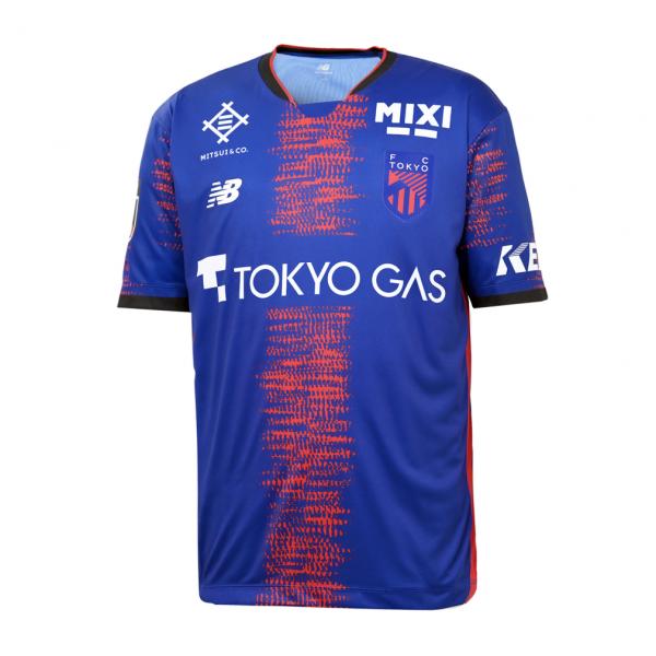 ◇FC東京レプリカユニフォーム。◇Tokyo nighからインスピレーションを得たネオンライトやレーザービームをグラフィックに表現。脇裾にも風車イメージ切替あり。裾にシリアルナンバーピス付き。■カラー(メーカー表記):ロイヤルブルー×レッド...