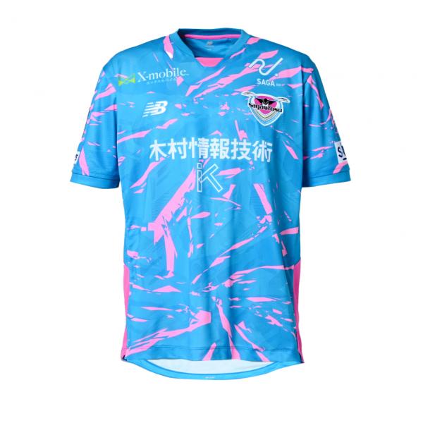 ◇サガン鳥栖オーセンティックユニフォーム。◇デザインは、1人ひとりの小さな力を集結し大きな岩になり立ち向かう姿勢を、金継ぎと重ね合わせて表現。ジャガードには風車柄を表現。風車柄には、アジリティー、柔軟かつ迅速に対応し試合を支配するという意味...