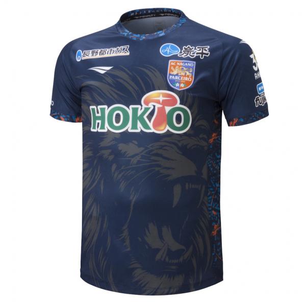 ◇Jリーグ、AC長野パルセイロの百年構想リーグ ホーム大人オーセンティックユニフォーム◇デザインコンセプト百年構想リーグのユニフォームデザインコンセプトは「勇猛果敢」「襲い掛かる」。ライオンの牙を研ぎ澄ませ、相手ゴールに襲い掛かり、勝利のた...