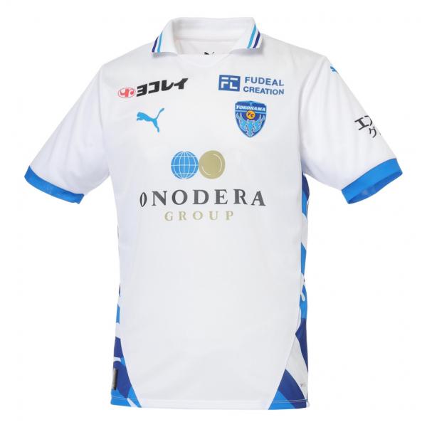 ◇横浜FC 2026シーズン アウェイユニフォーム◇フットボールの祭典が行われ、Jリーグの歴史が変わる特別な年を記念し、2月から6月にかけて行われる移行期シーズンのために、「HEAT OF FOOTBALL」をコンセプトにした、特別デザイン...