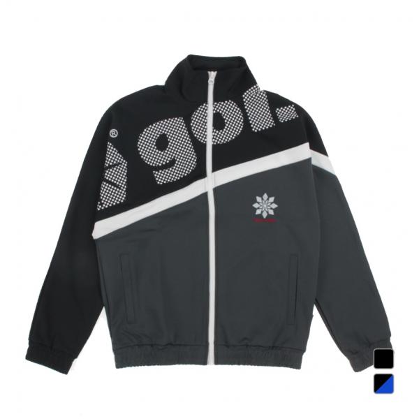 ◇レトロな雰囲気を感じさせるジャージージップジャケット◇モデル名の由来はフロントの印象的なブランドロゴ斜め使いをスペイン語で。フロントロゴの「gol.」はプリントで、「Vamos a jugar!」(フットボールはまだまだ遊べる!)は刺繍で...