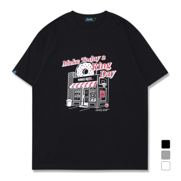 ◇バスケ好きのオーナーが営むドーナツカフェ・ショップを描いたコットンTシャツ。◇オールドスクールなデザインが、幅広いシーンでPOPなスタイリングが楽しめる。ヘタリにくいしっかりとしたコットン生地を使用し、タウンユースにもおすすめ。バリエーシ...