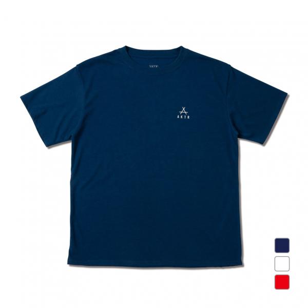 ◇AKTRの「A」を象ったロゴを配置したゆとりのある半袖TEEシャツ。◇AKTRオリジナルのコットンとポリエステルの混紡ファブリックを使用。■カラー(メーカー表記):ネイビー(NAVY)ホワイト(WHITE)レッド(RED)■生産国:中国■...