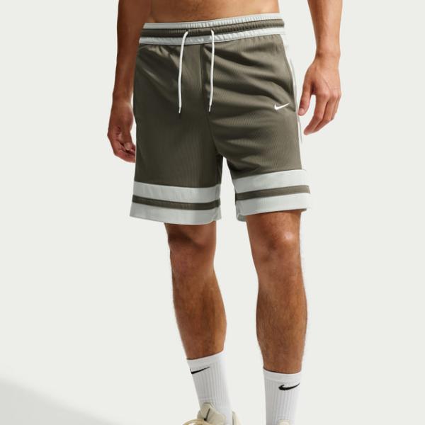 ◇正統派スタイルに仕上げた、股下21cmのバスケットボールショートパンツ。どんなジムウェアのコーデでも瞬時に格上げするアイテムです。◇通気性抜群のメッシュ素材に、速乾性に優れたDri-FITテクノロジーを搭載。さらりとした涼しい状態が続き、...