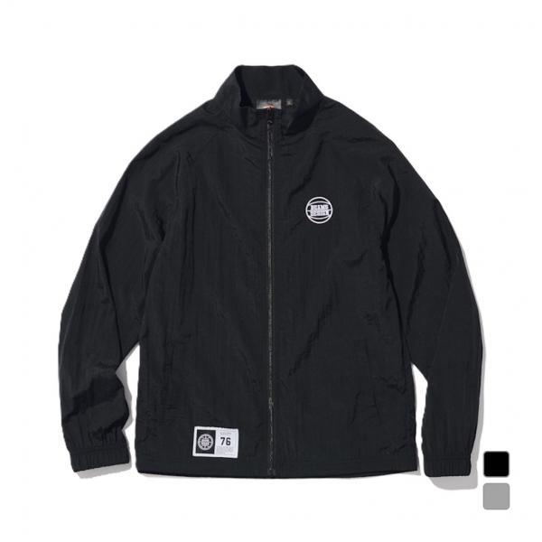 ◇ワッシャーナイロンを使用したウインドジャケット。程よくシャープなシルエット。総裏メッシュ・裾ドローコード・両サイドポケット■カラー:グレーブラック■素材:表地:ナイロン 100%裏地:ポリエステル 100%■サイズ:S:身長/162~16...